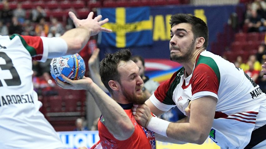 Kár a macska–egér harcra hajazó első tíz percért