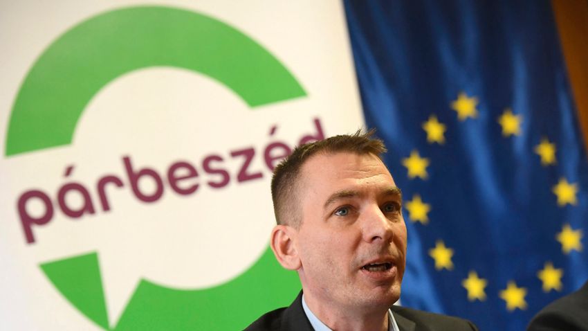 Jávor Benedek: Az Európai Bizottság ad pénzt a migránskártyákra Jávor Benedek: Az Európai Bizottság ad pénzt a migránskártyákra