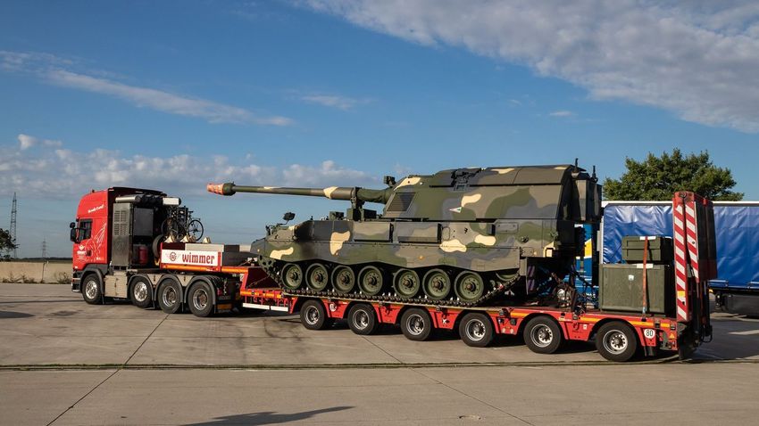 Megérkezett Magyarországra az első PzH 2000 típusú önjáró löveg