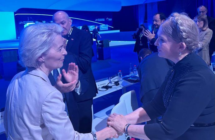 Timosenko: Botrány Kijevben, mosoly Brüsszelben